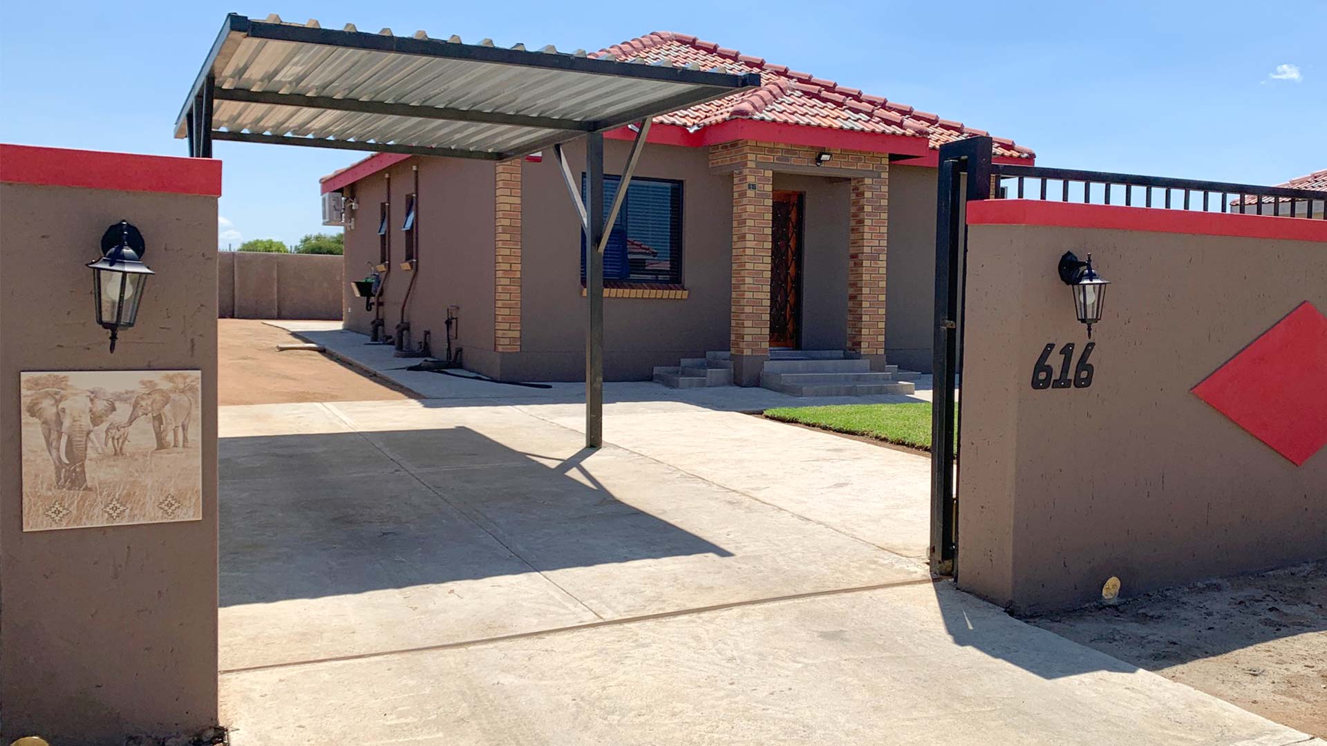 Elephant House - Cosy Accommodation in Phelabontle